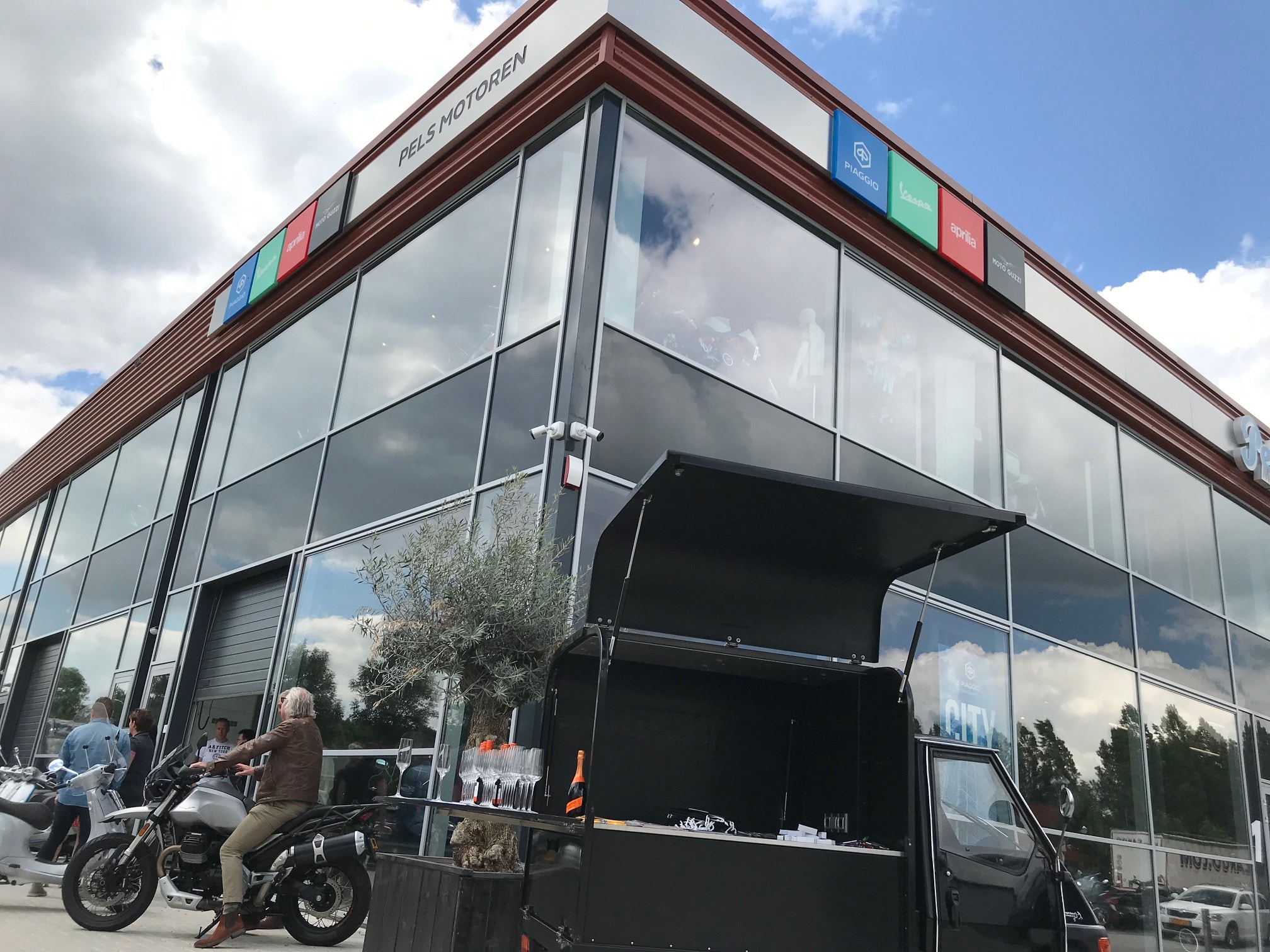 Feestelijke opening eerste Motoplex in Nederland
