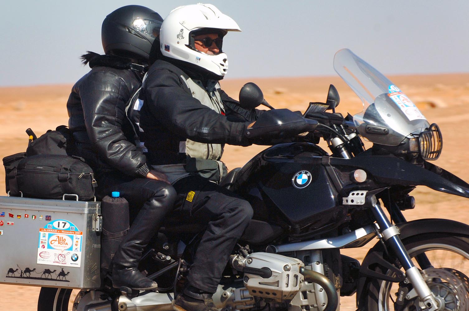 Algeraid: on road door Algerije