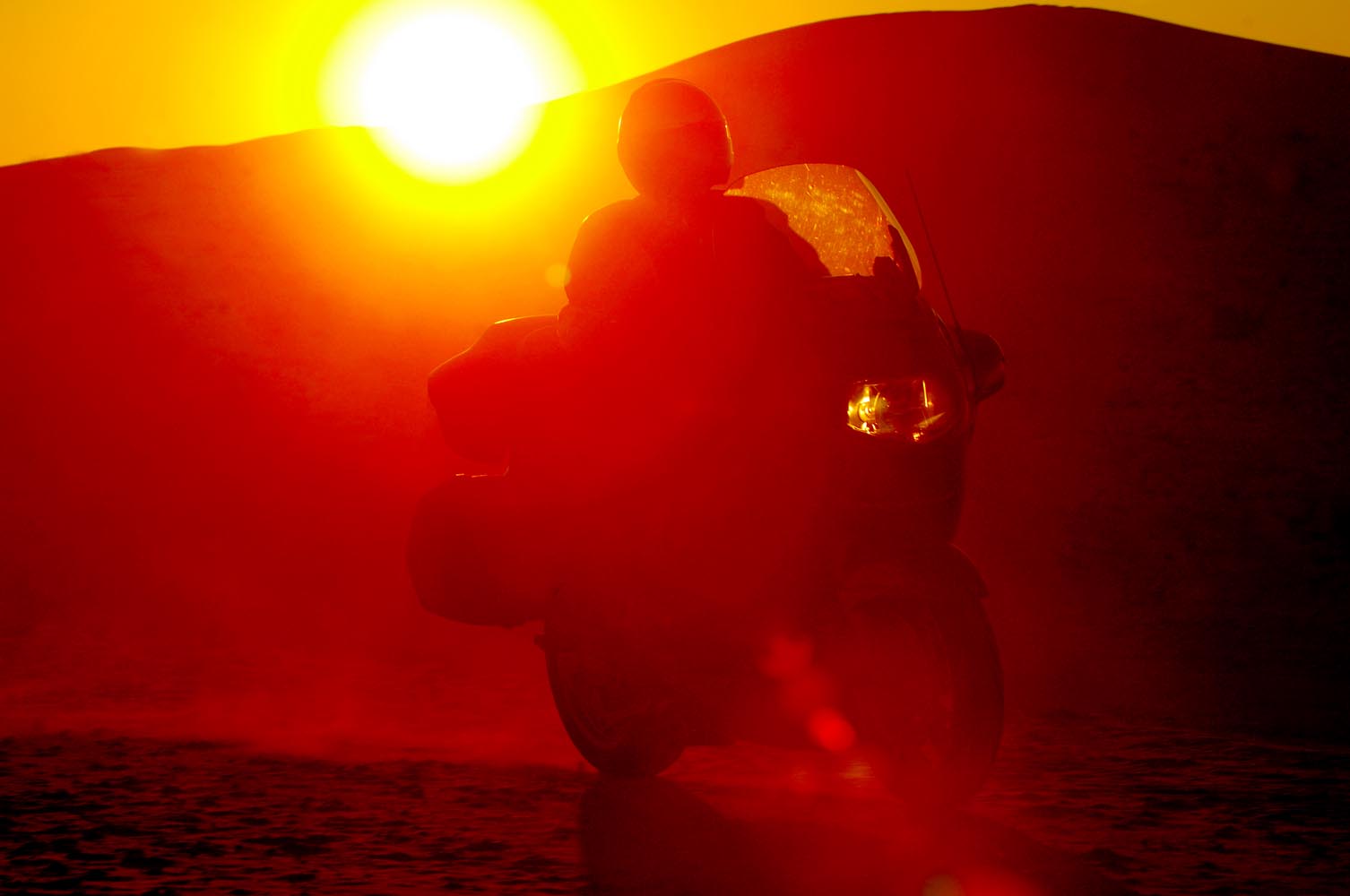 Algeraid: on road door Algerije