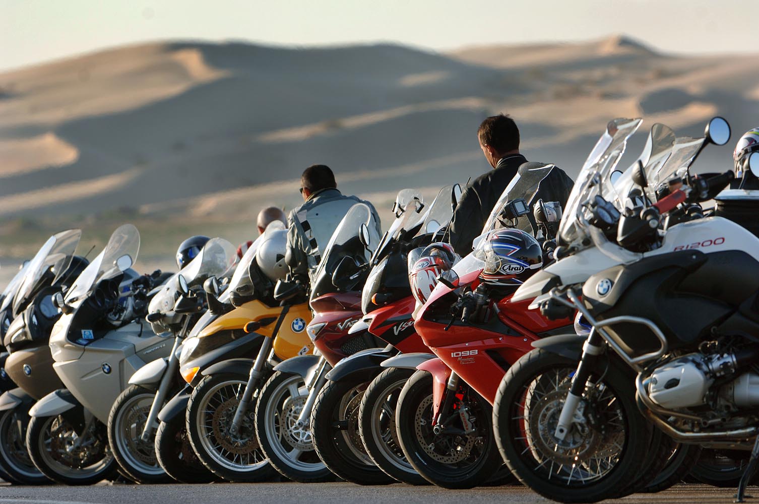 Algeraid: on road door Algerije