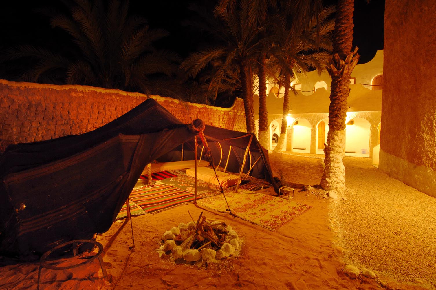 Algeraid: on road door Algerije