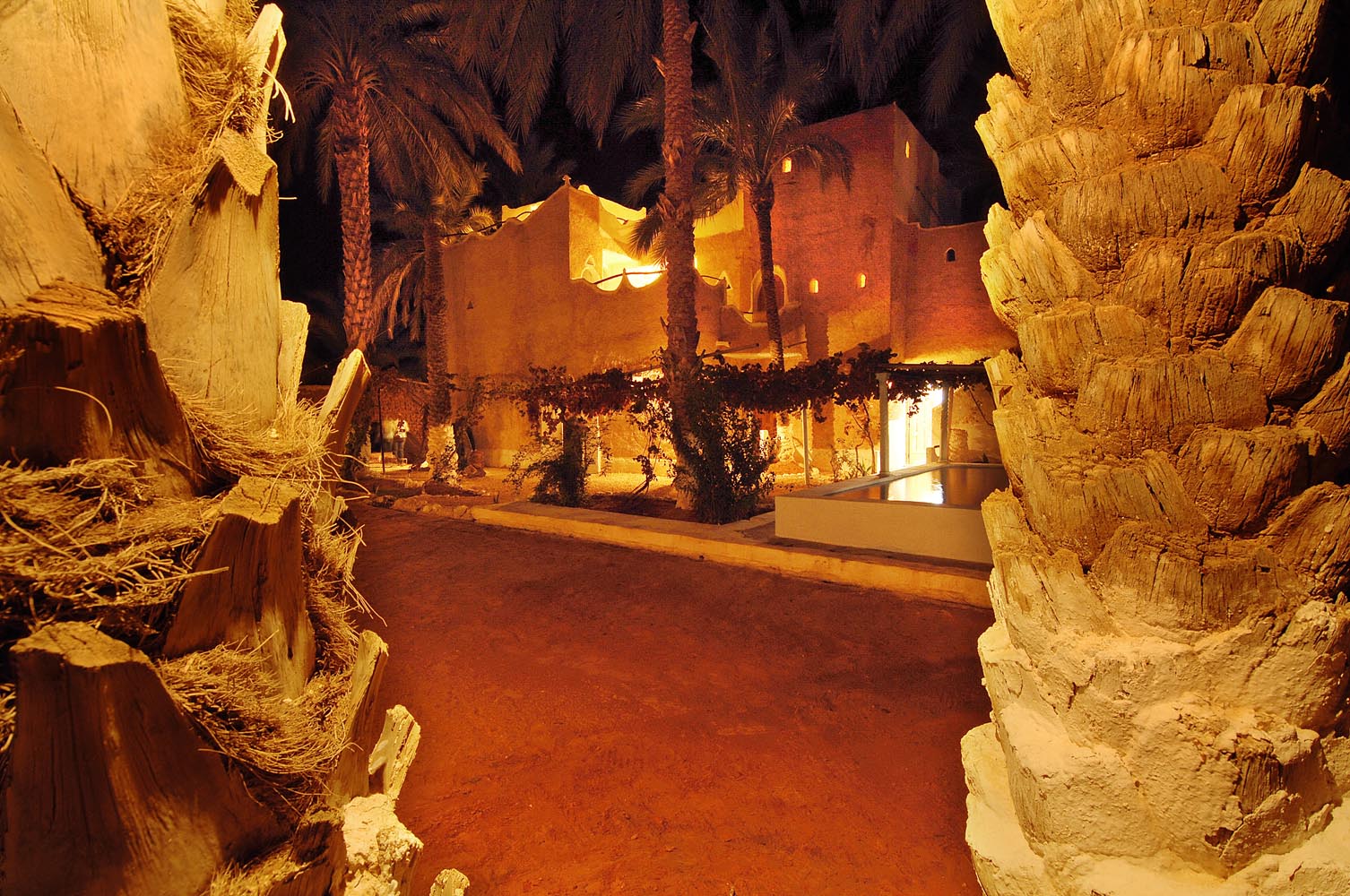 Algeraid: on road door Algerije