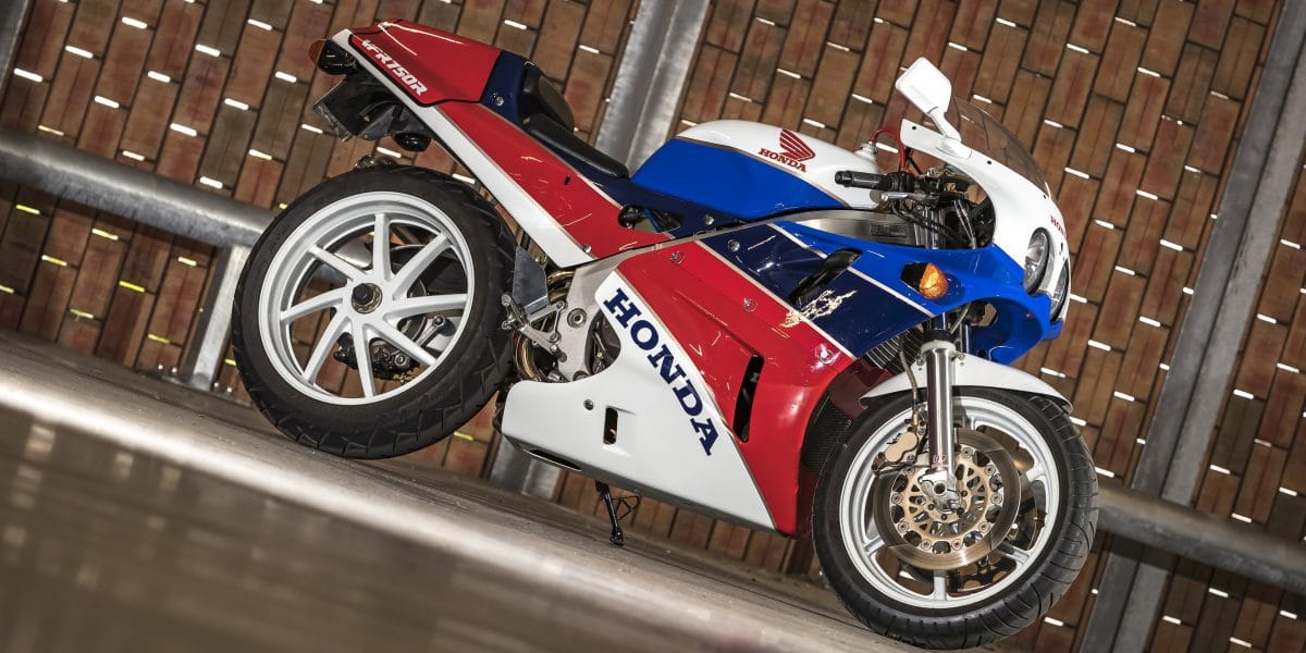Zondagmorgenfilm: Honda RC30 in detail