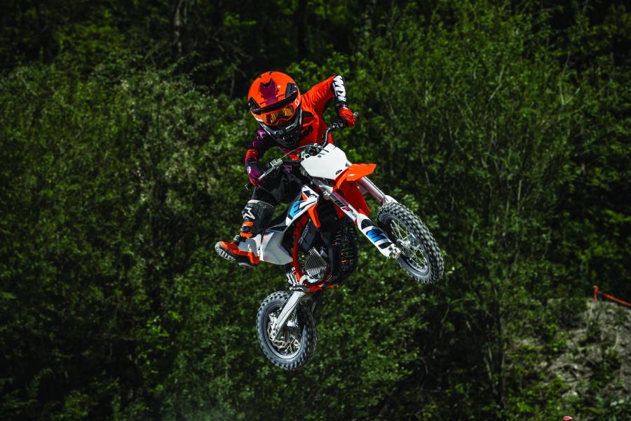 Met de KTM SX-E 5 kan de jeugd wél blijven crossen