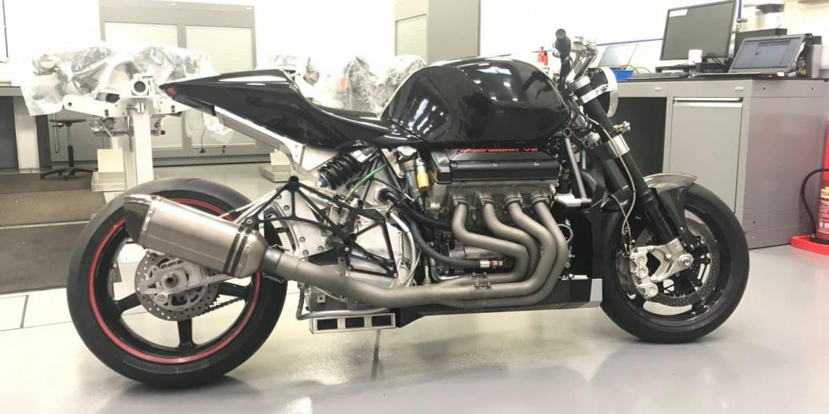 Britse V8-straatmotorfiets onderweg