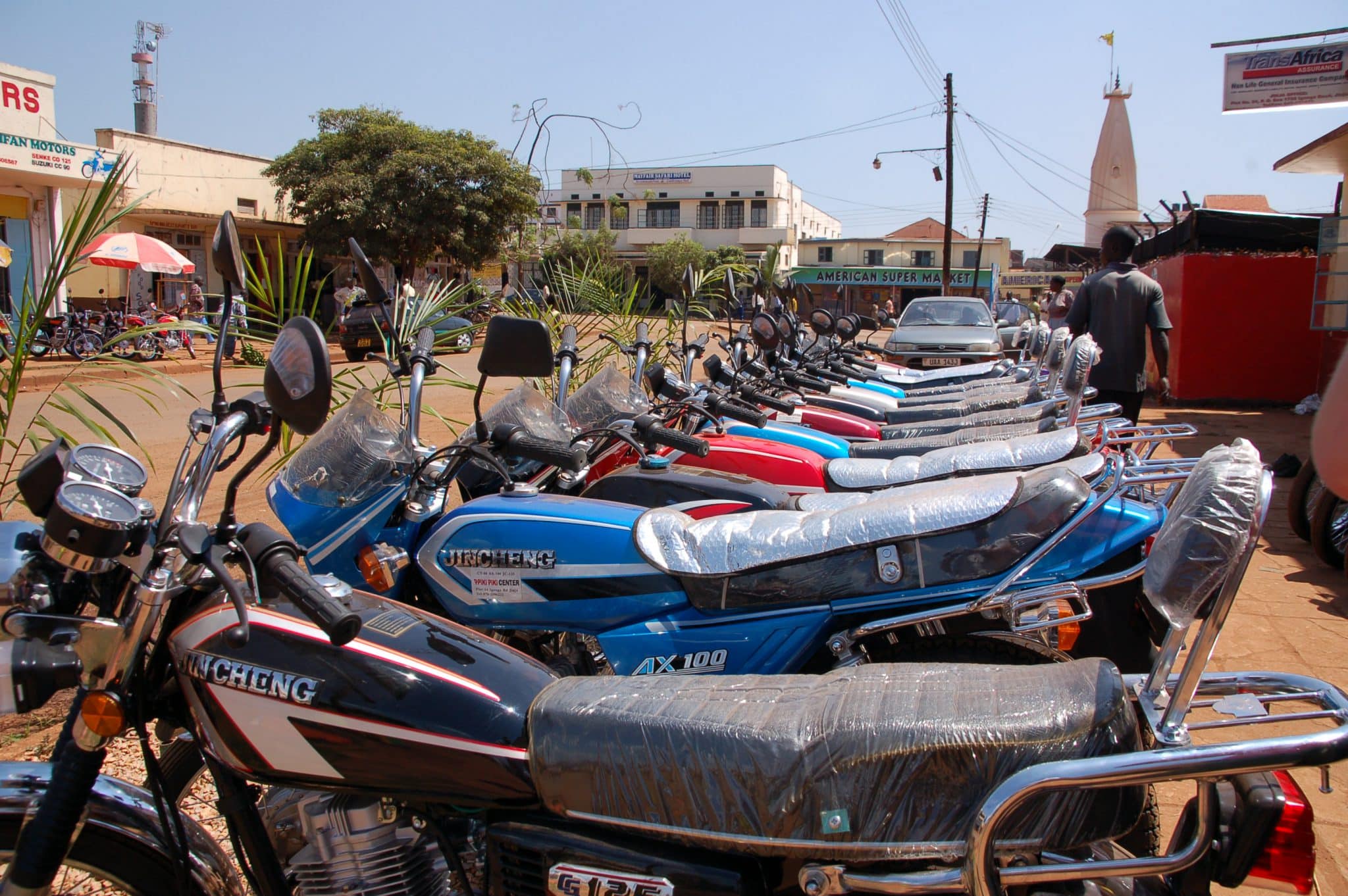 De motortaxi verovert Afrika en verandert het openbaar vervoer