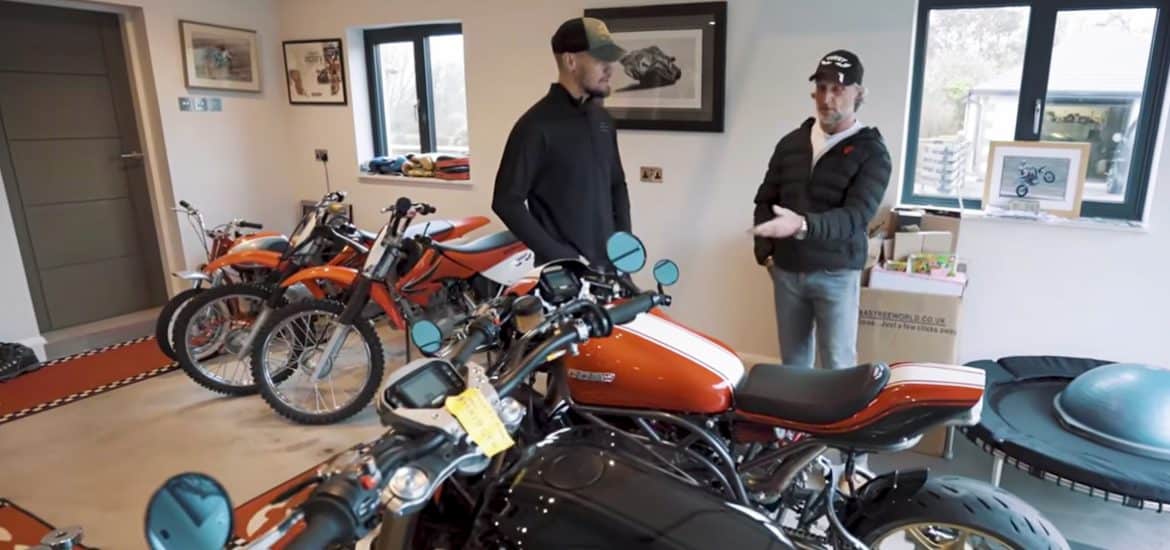 Zondagmorgenfilm: de garage van Carl Fogarty - Motor.NL