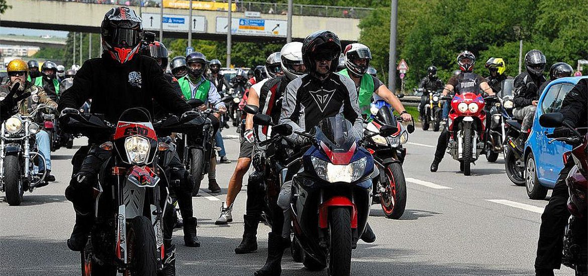 Duizenden Duitse motorrijders demonstreren tegen rijverboden - Motor.NL