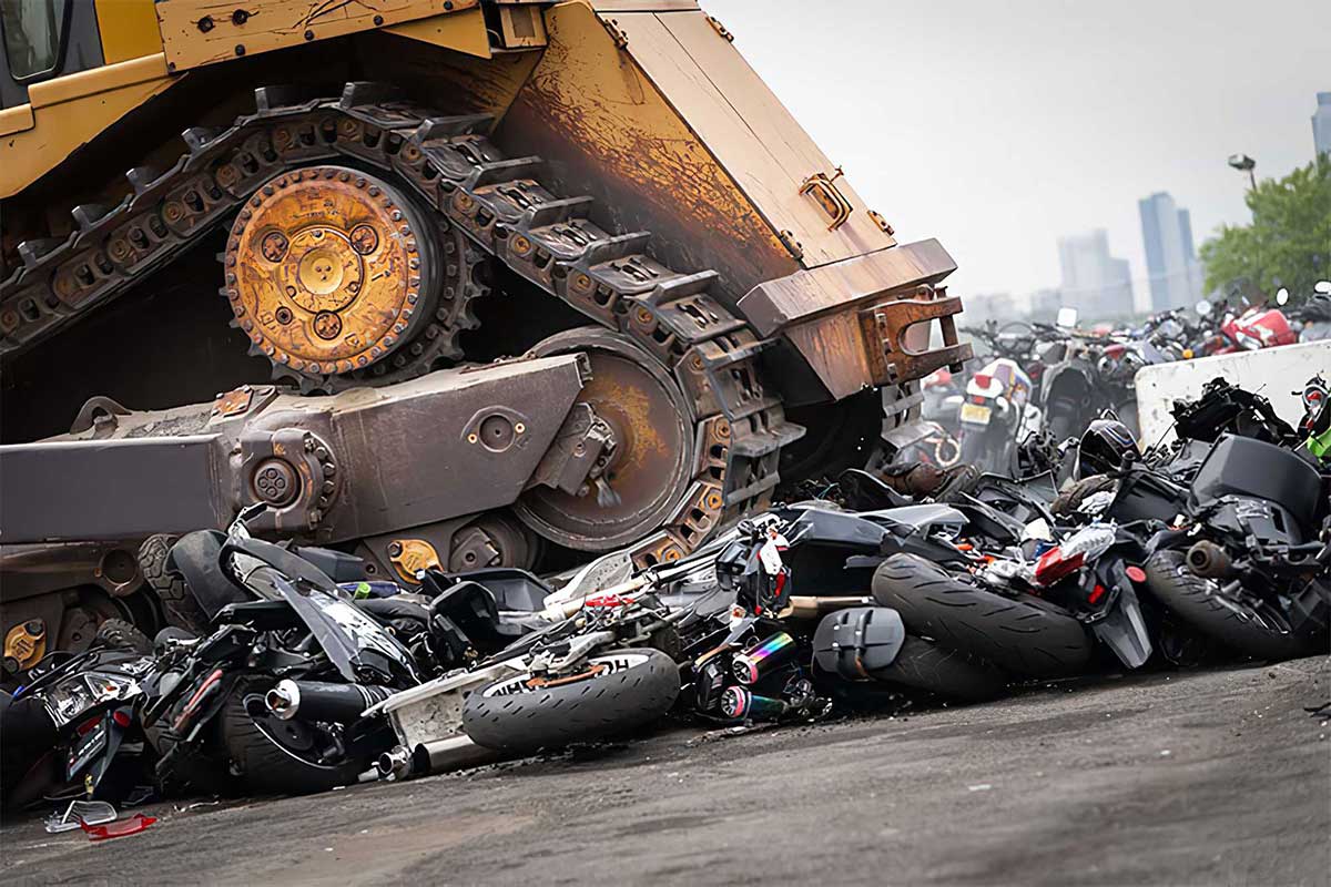 Video: New York 'bulldozert' 900 motorfietsen