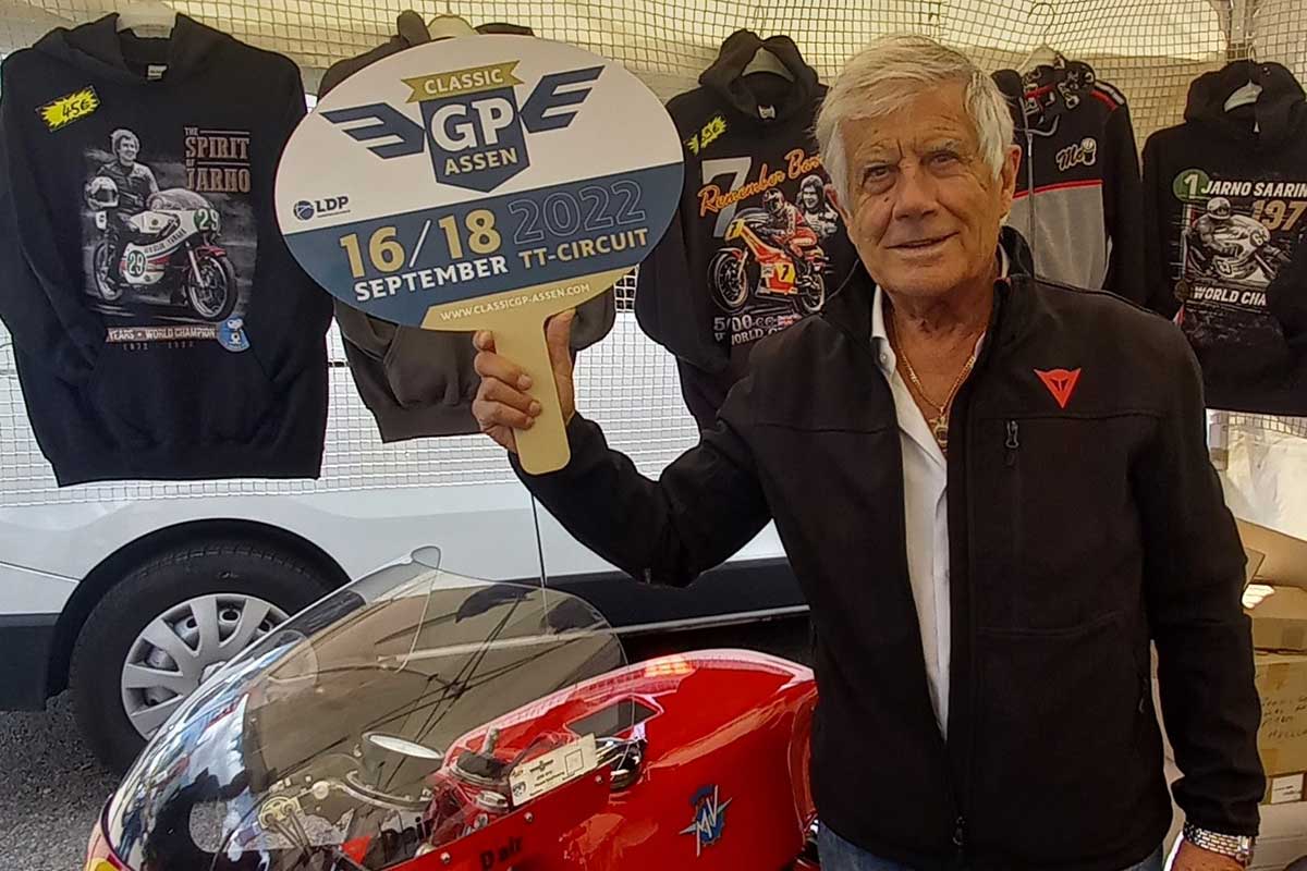 Giacomo Agostini naar TT-circuit tijdens Classic GP Assen op 17 & 18 ...