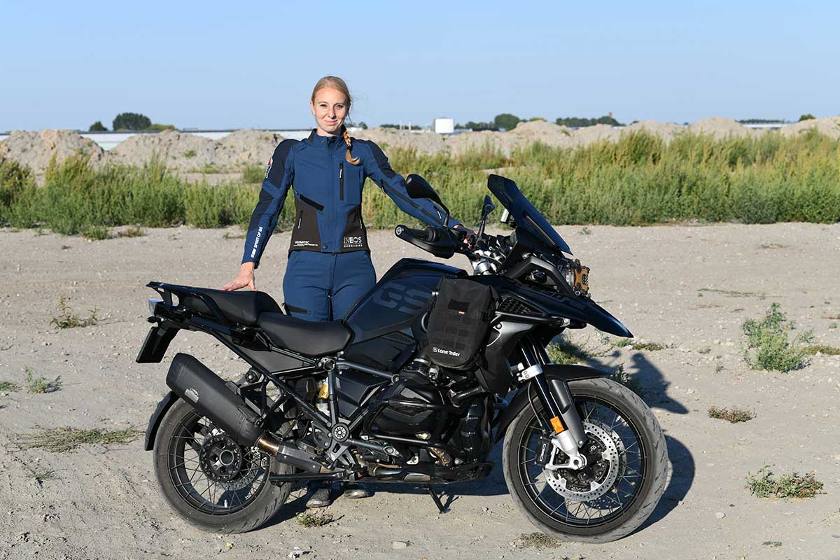 Nikki van der Spek is Motor.NL-reporter tijdens Int. BMW GS Trophy in ...