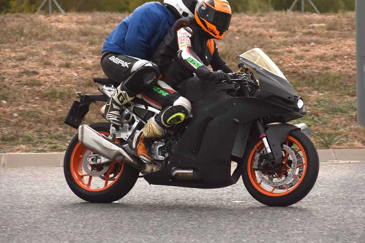 KTM: supersport betrapt tijdens tests op de openbare weg