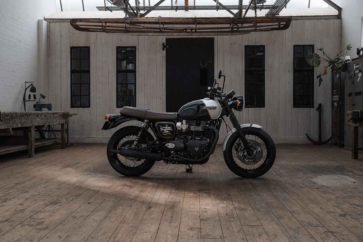 Triumph viert 10 jaar DGR-samenwerking met Bonneville T120 Black DGR ...