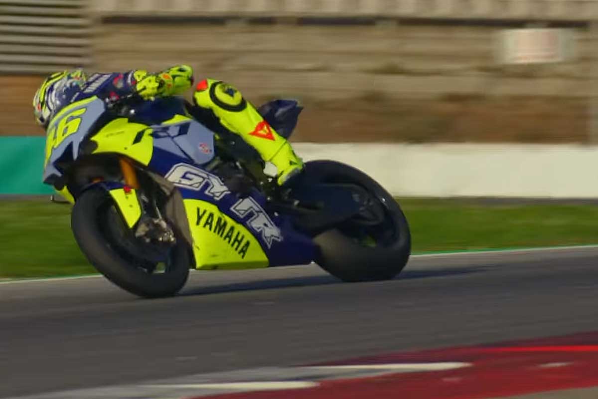 VIDEO - Valentino Rossi op de Yamaha R1 in Portimão: altijd bijzonder