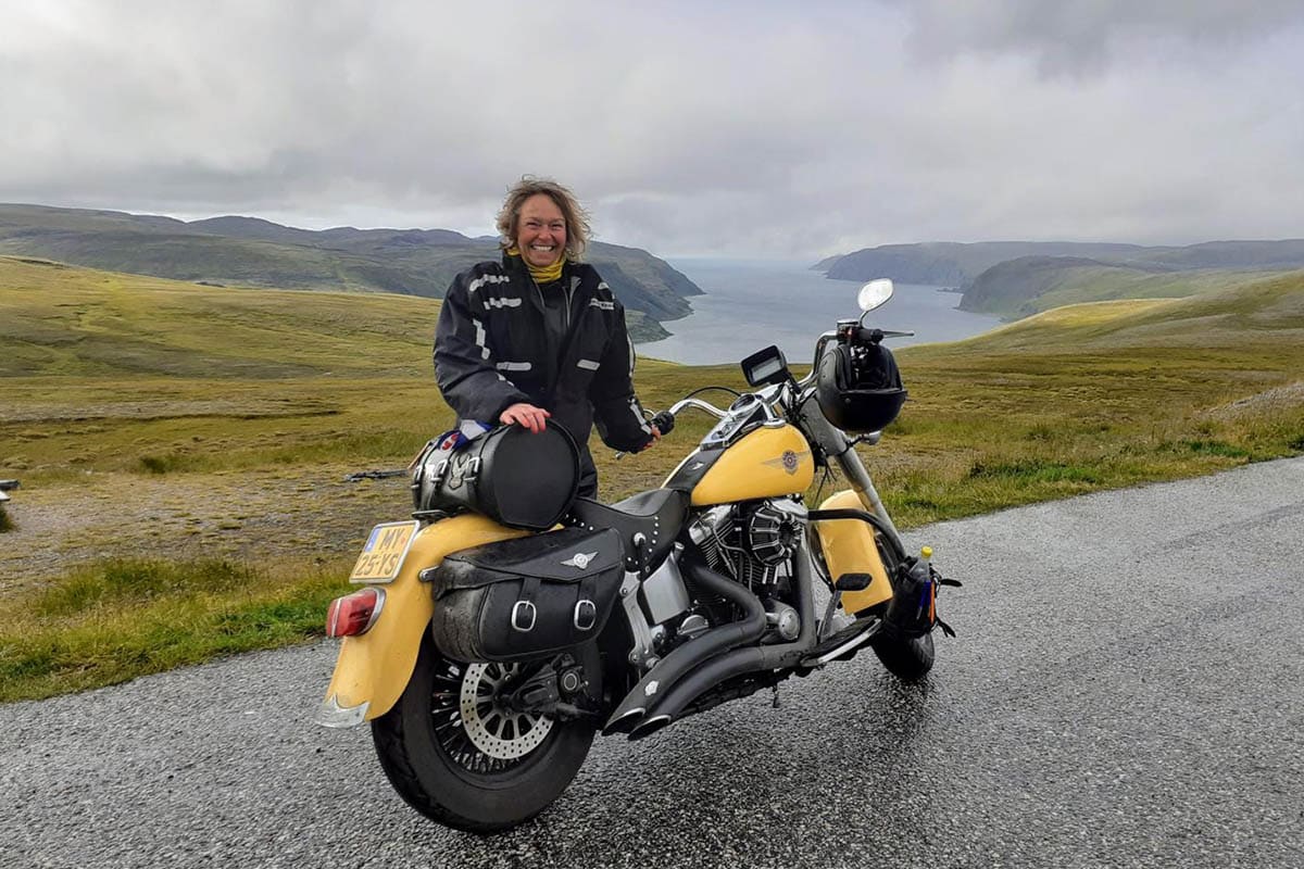 Mw. Davidson op motoravontuur in Scandinavië met haar Yellow