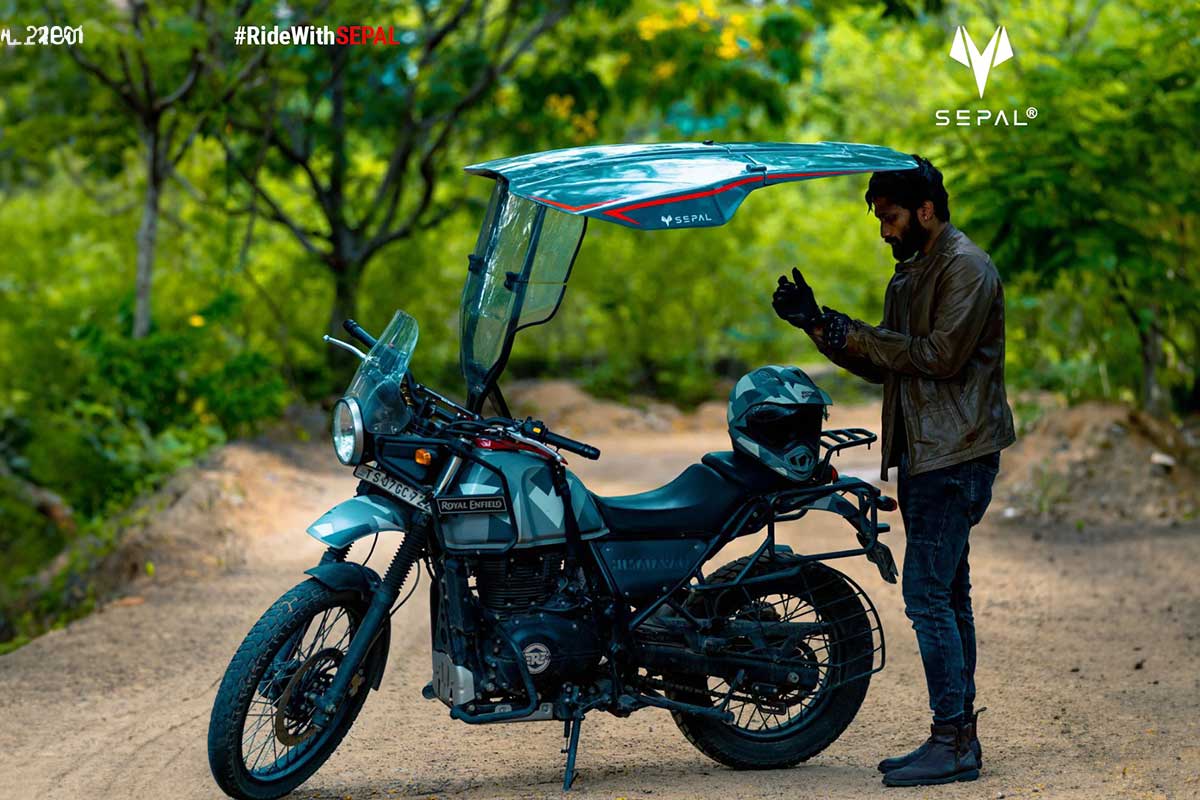 Houd de regen van je af met dit vreemde motorafdak