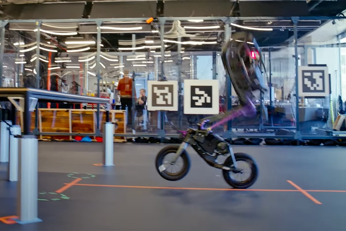 Motorrobot leert stunts: AI op twee wielen