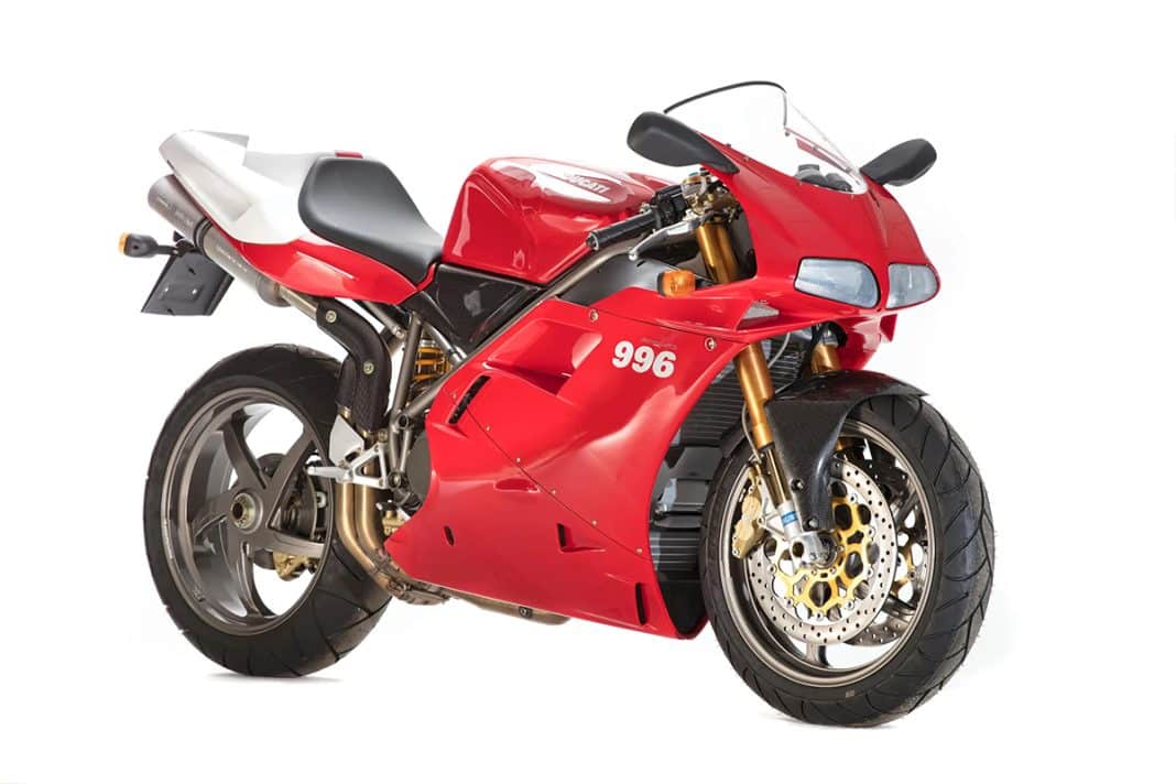 Met MotoGP-rijder Fabio Di Giannantonio op een Ducati 996 door de ...