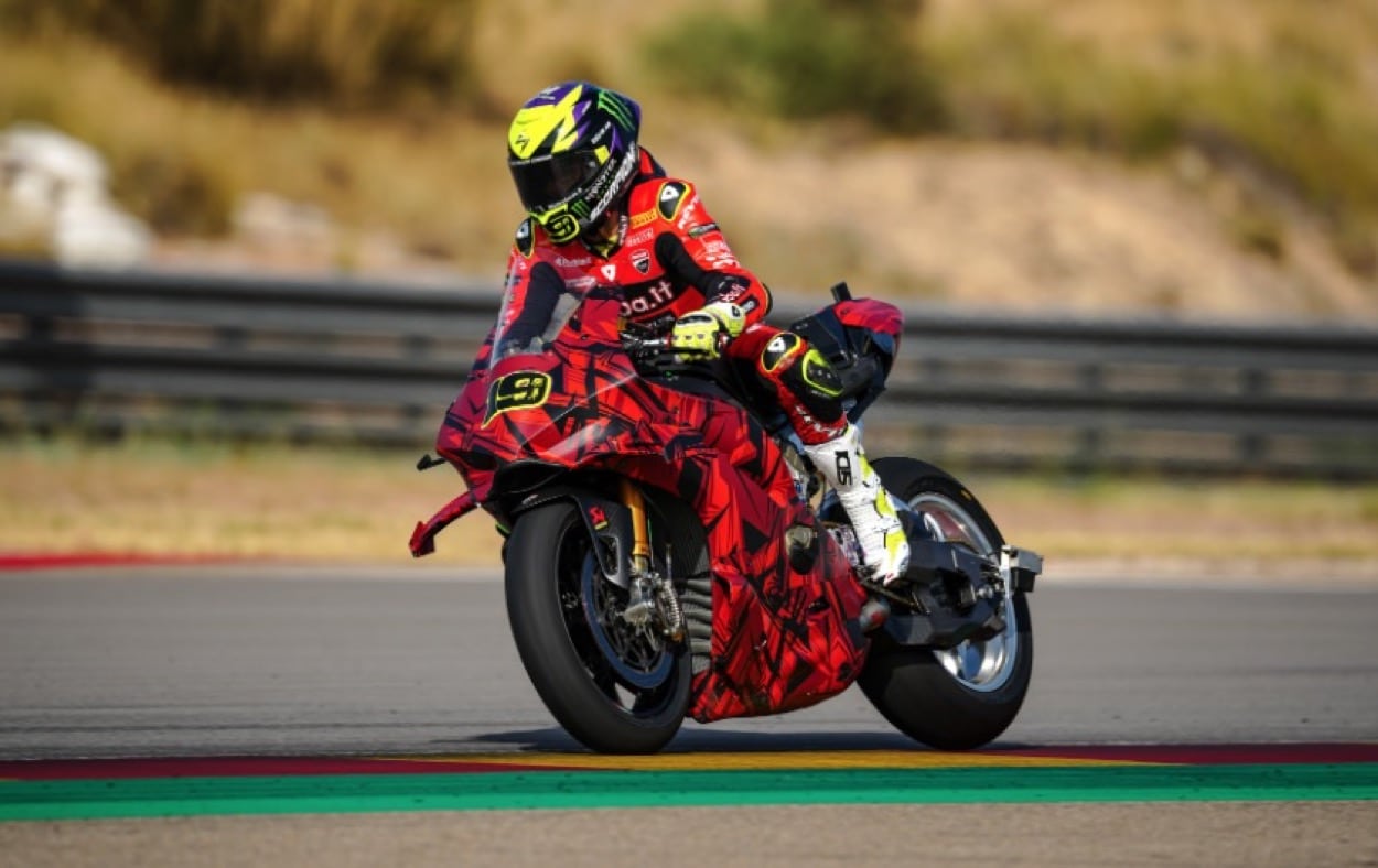 Nicolo Bulega en Alvaro Bautista testen nieuwe 2026 Ducati Panigale V4R ...