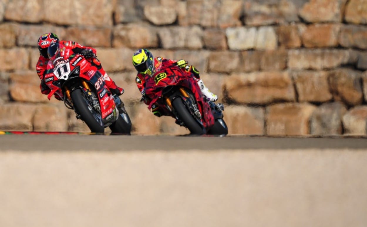 Nicolo Bulega en Alvaro Bautista testen nieuwe 2026 Ducati Panigale V4R ...