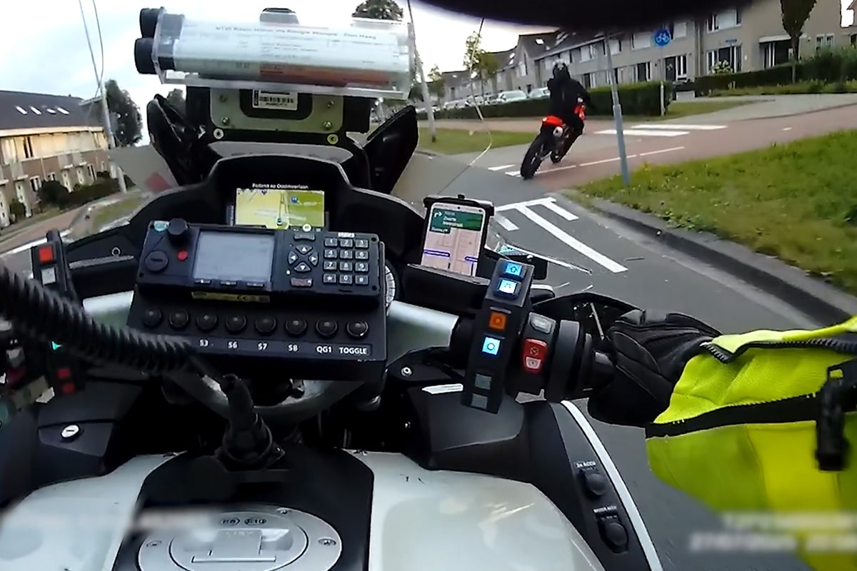 Politie deelt spectaculaire beelden: motoragent en crossmotor in ...