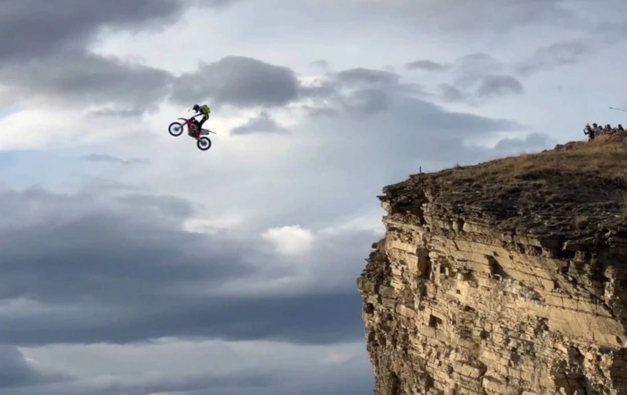 Video: stuntman in Dagestan imiteert Tom Cruise met spectaculaire stunt