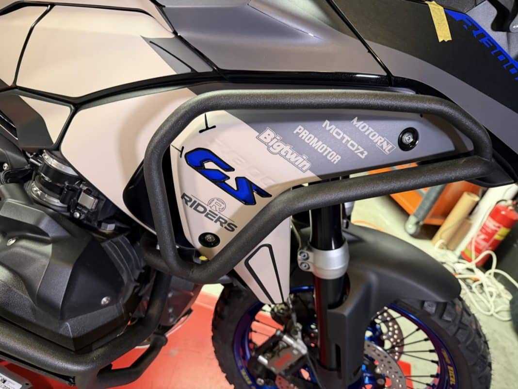 Van Road naar Offroad met RIDERS: Stap 1 - Het wrappen van Nicks GS