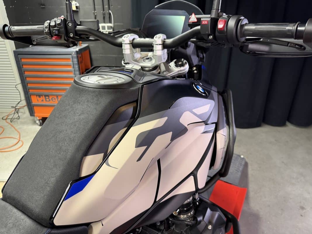 Van Road naar Offroad met RIDERS: Stap 1 - Het wrappen van Nicks GS