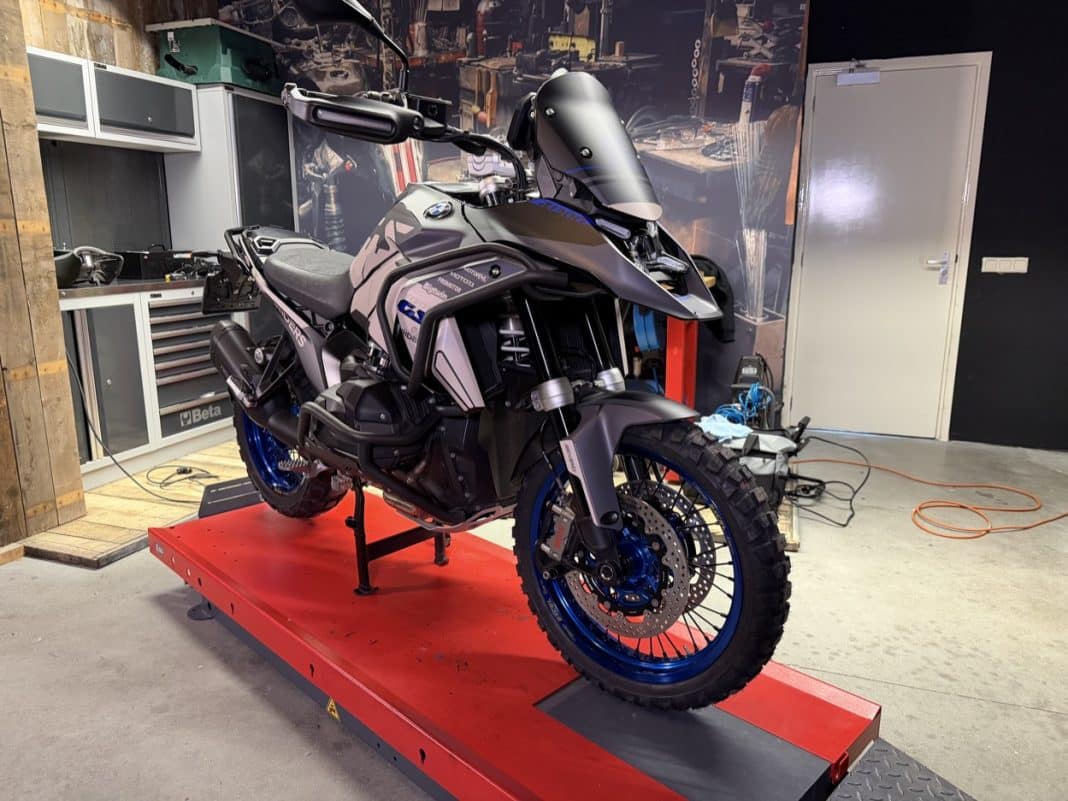 Van Road naar Offroad met RIDERS: Stap 1 - Het wrappen van Nicks GS