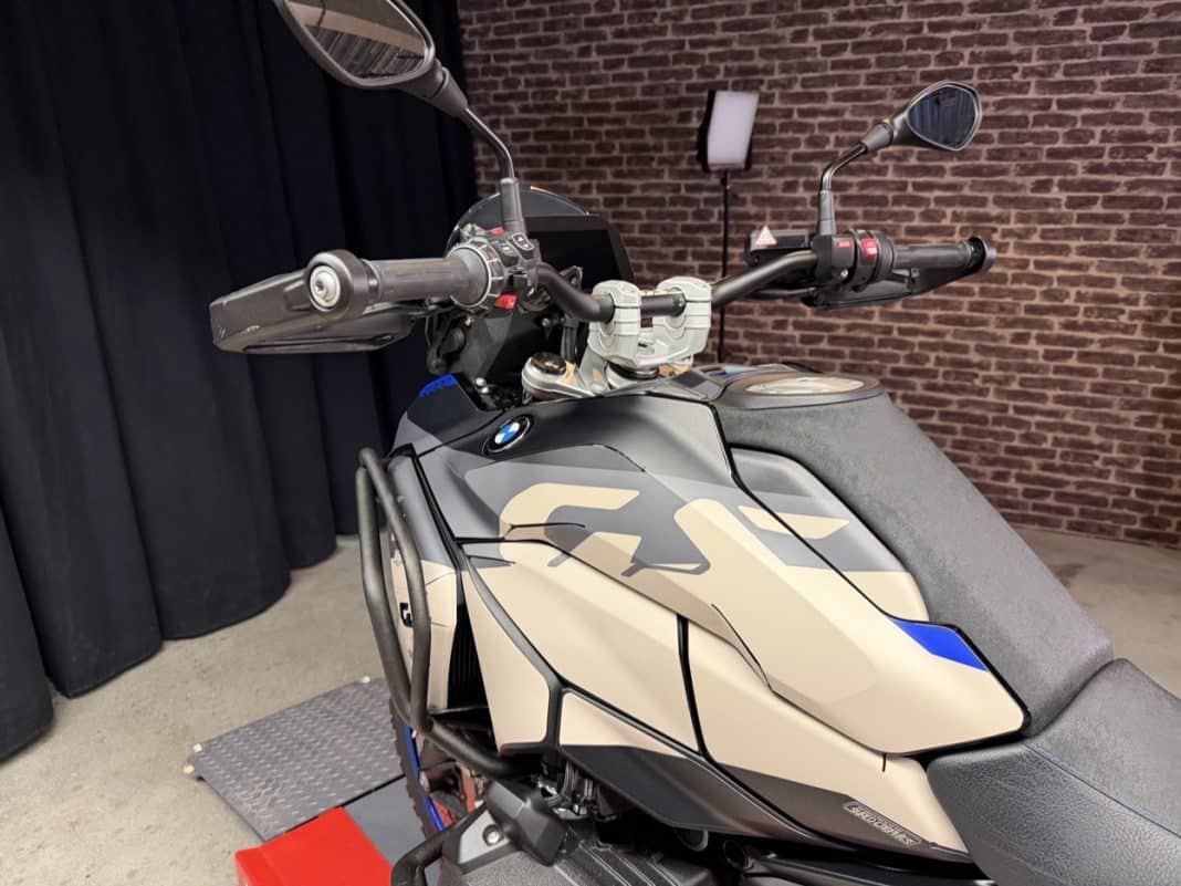 Van Road naar Offroad met RIDERS: Stap 1 - Het wrappen van Nicks GS